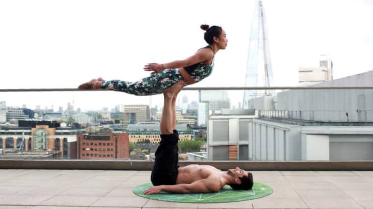 6 Compelling Reasons to Try Couples Yoga (And the Best Poses to Try ...